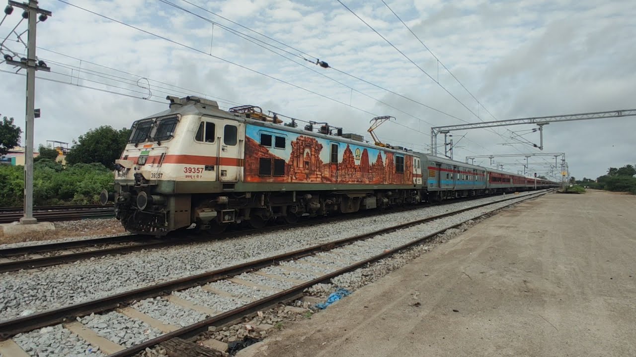 12777 HUBBALLI KOCHUVELI WEEKLY EXPRESS WITH 39357 UBL WAP 7 | HERITAGE ...
