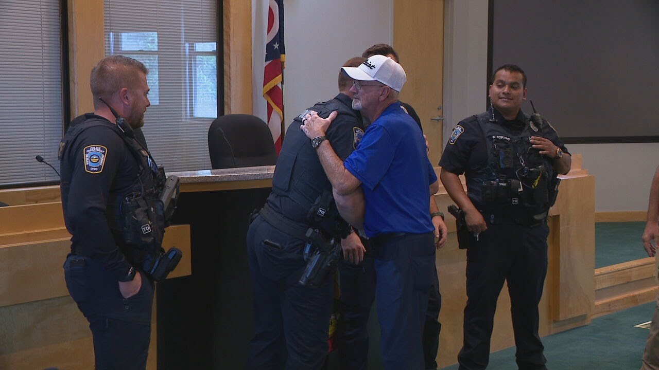 Ohio man who had heart attack while driving thanks officers who helped ...