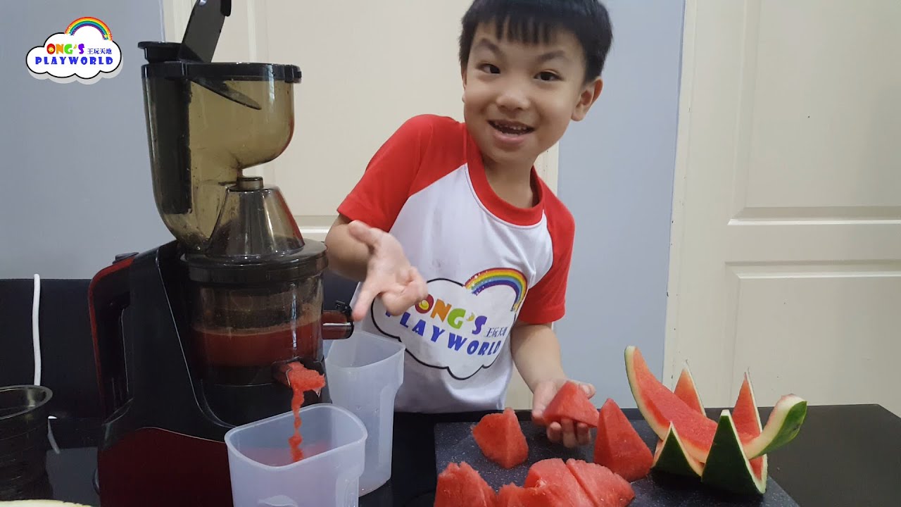 Making Fresh Watermelon Juice | Juicer Machine | Ong's Playworld - YouTube