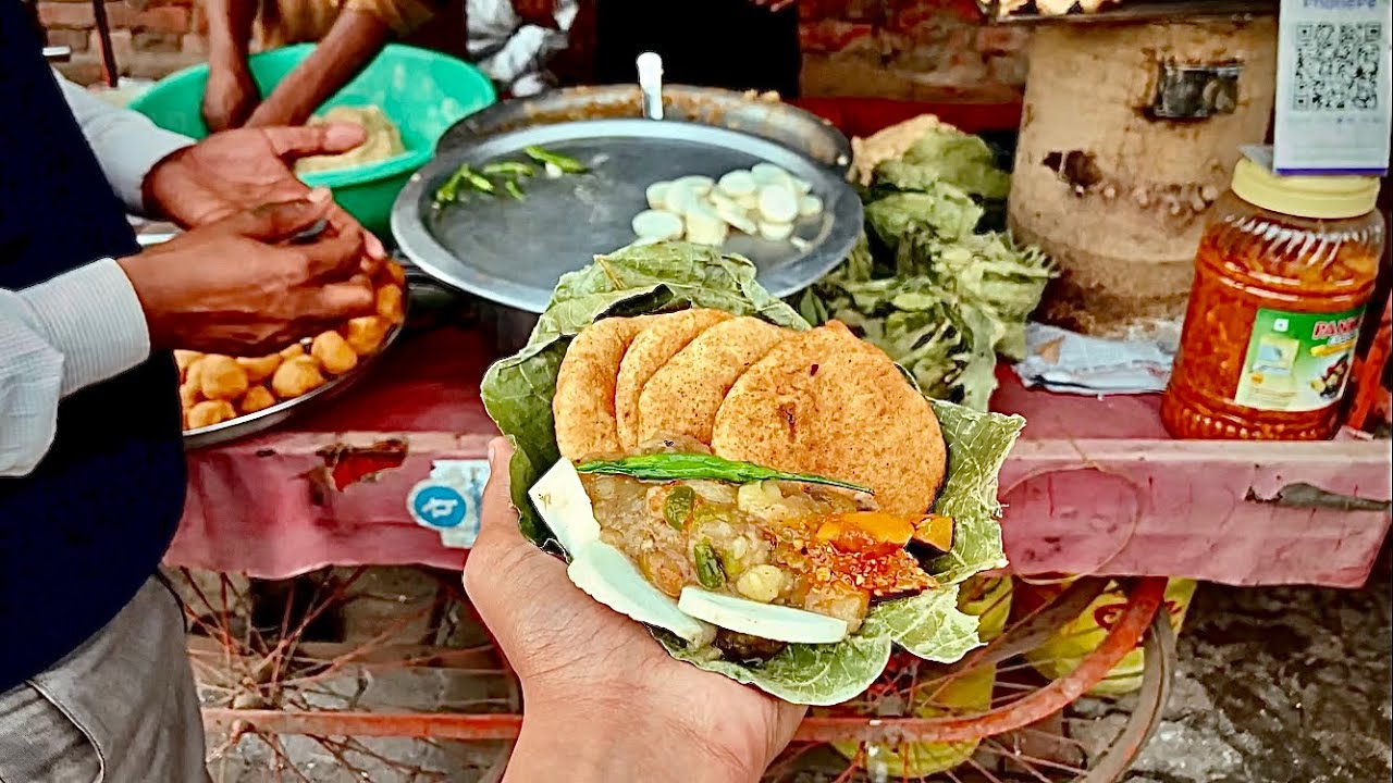 Unique Fried Litti Chokha In Varanasi only ₹25 | #streetfoodindia # ...