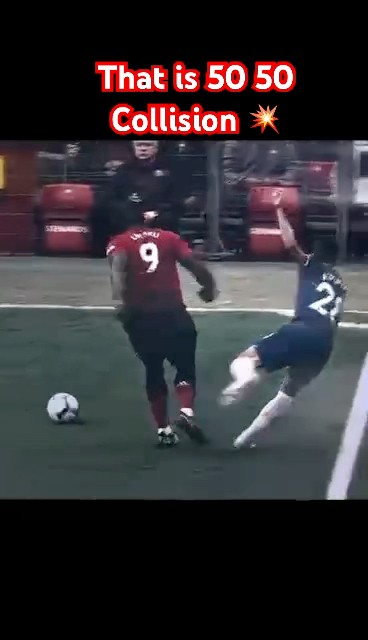 Shoulder Collision at its best #Footbolllive #Beckhighlight - YouTube