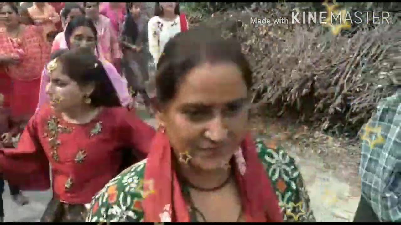 Bhaderwahi dhol girl dance - YouTube