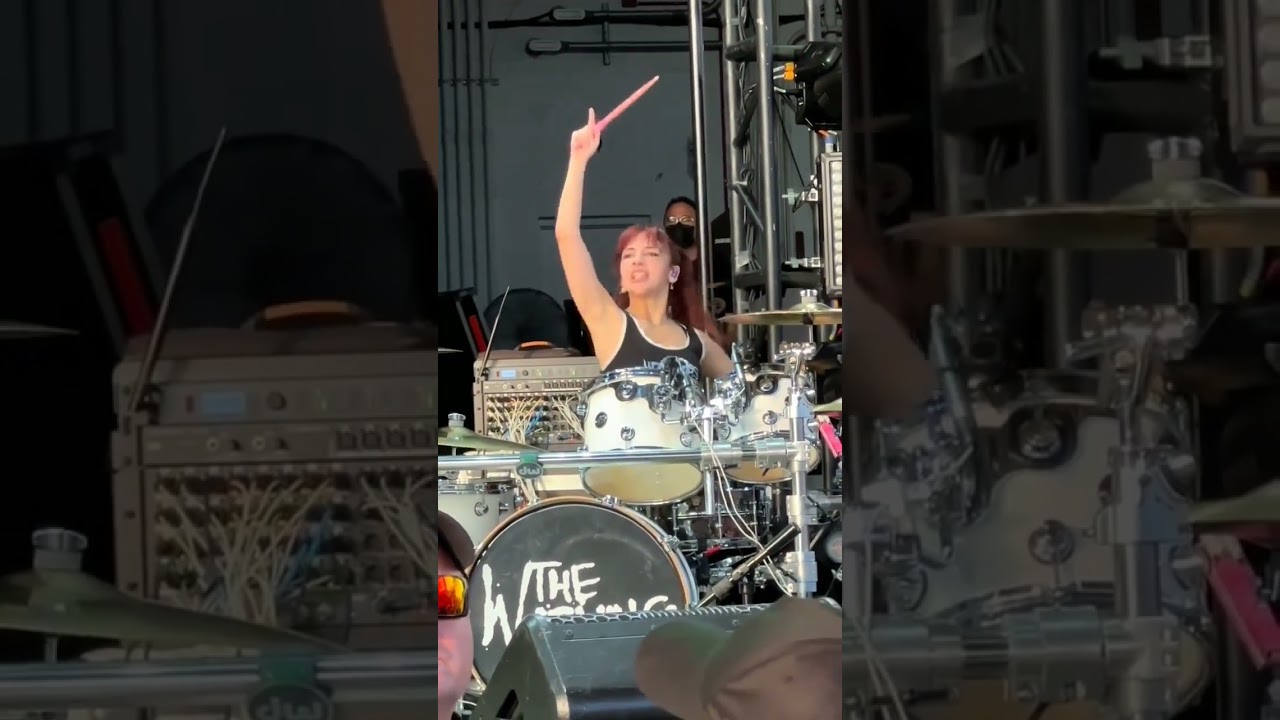 Moment keren Paulina The Warning - YouTube