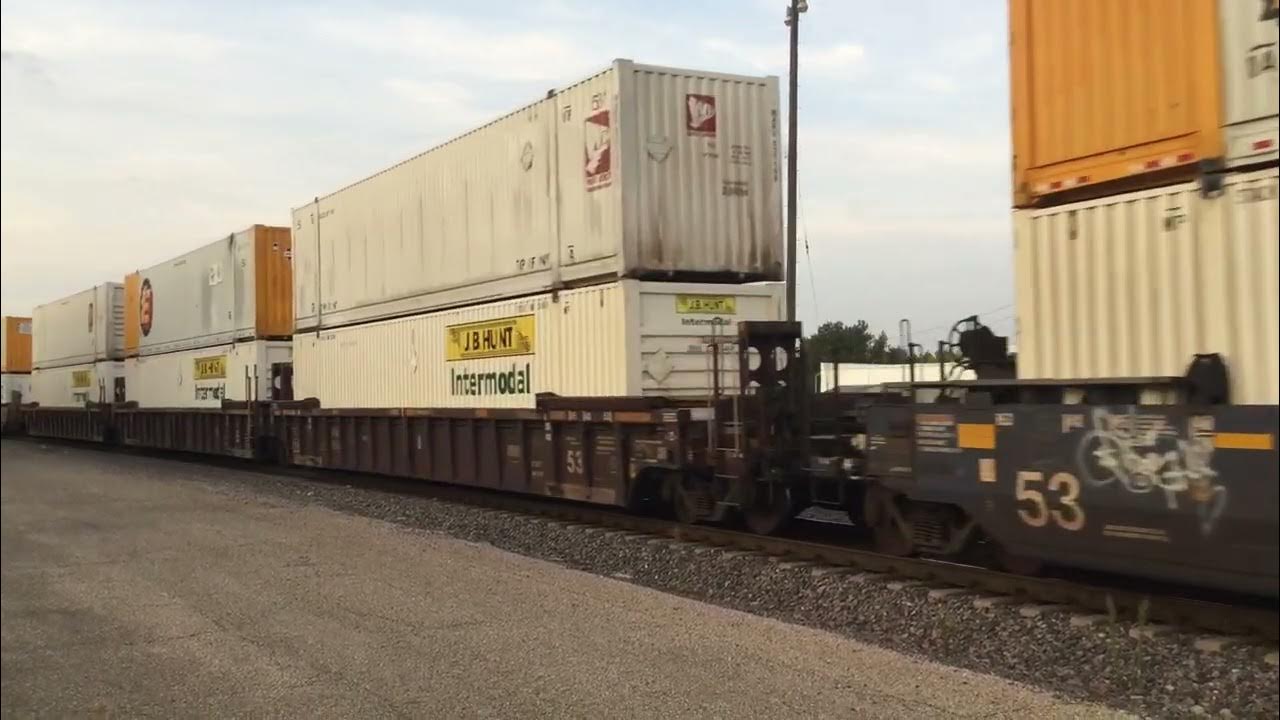 BNSF 8358 (ES44C4) leads a Westbound BNSF z-train through 09/16/22 - YouTube