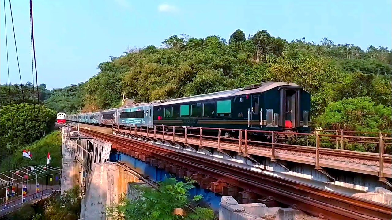 KEREN BANGET‼️Kereta Api Papasan di Jembatan Edisi Livery Asean Railway ...
