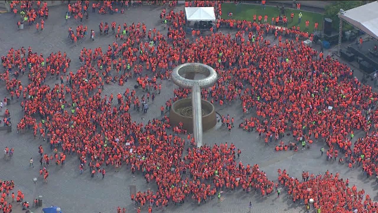 30,000 youth volunteers help clean up blight in Detroit - YouTube