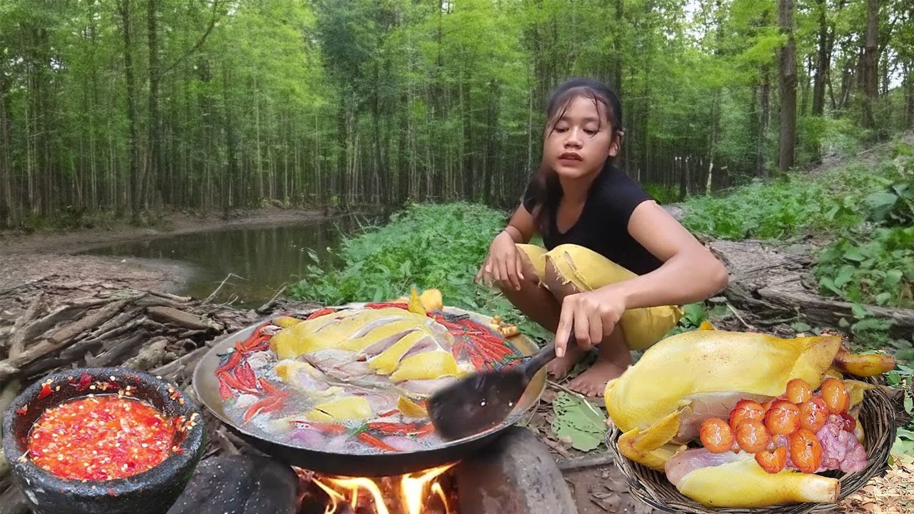 Chicken curry spicy with eggs for dinner - Survival Cooking in jungle ...