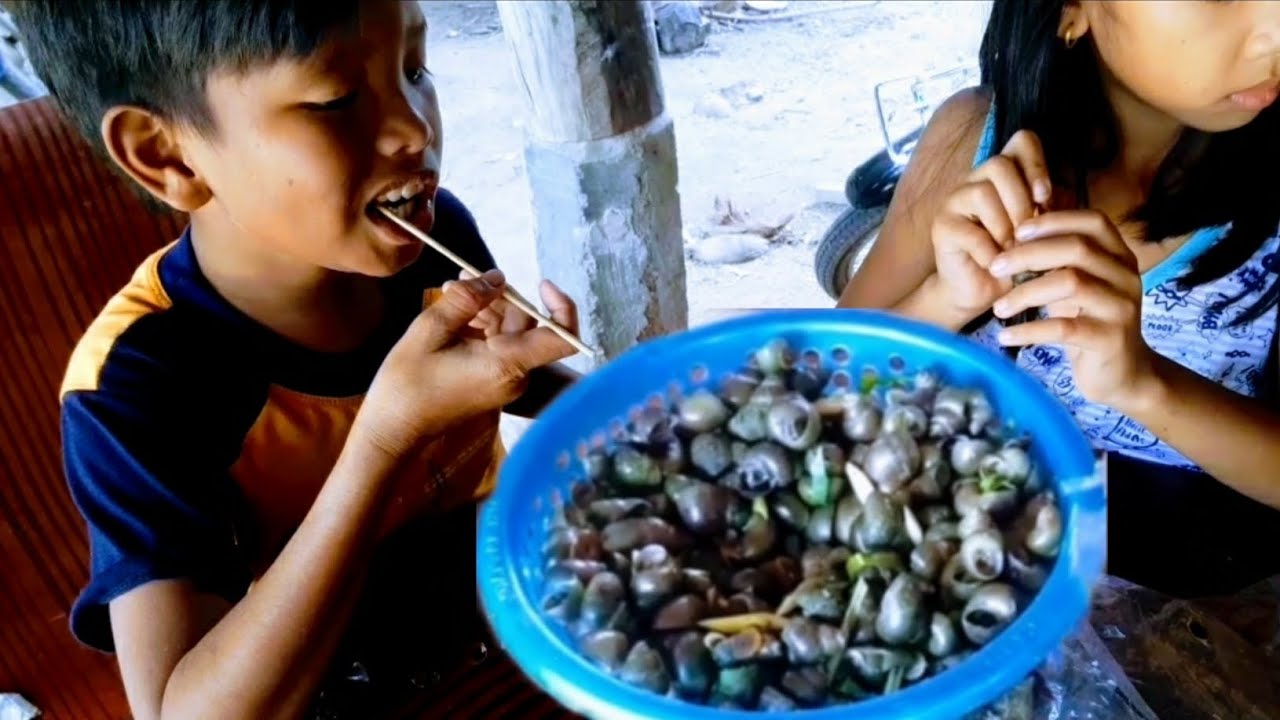 Eat small snails together with brother and sister. - YouTube