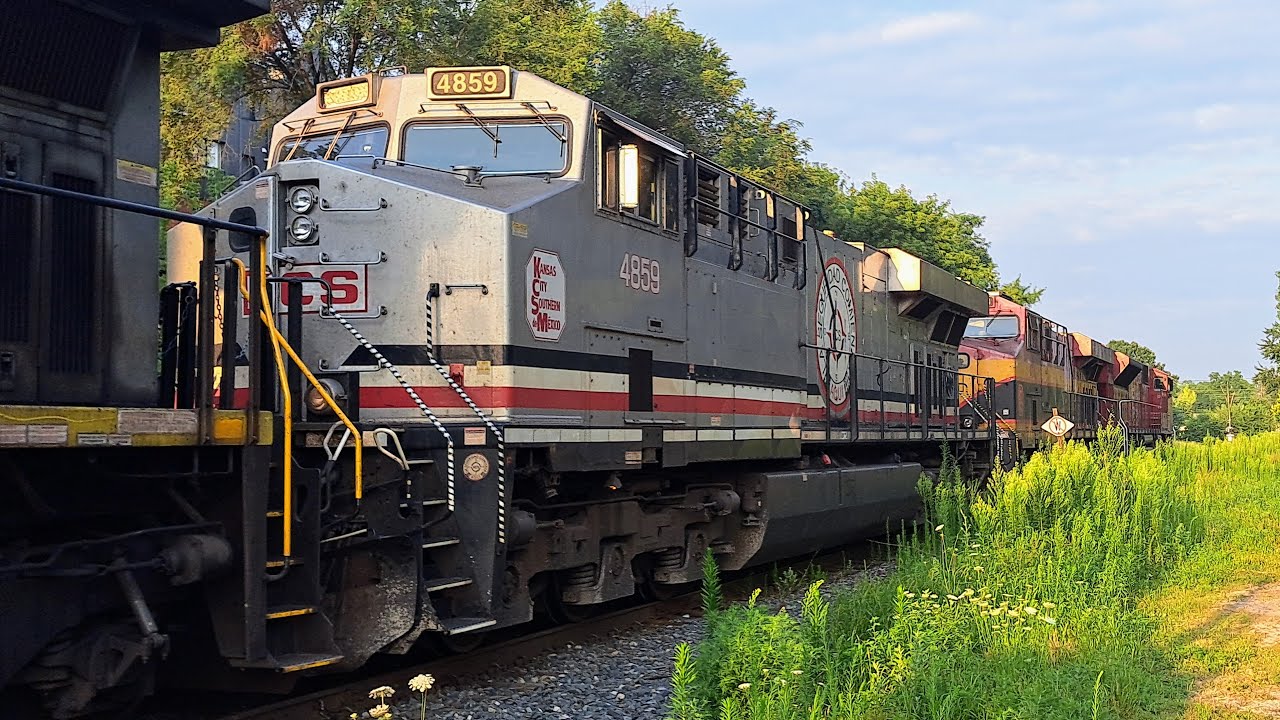 KCS Safety Starts Here/La seguridad comienza aquí with a SD70ACU and a ...