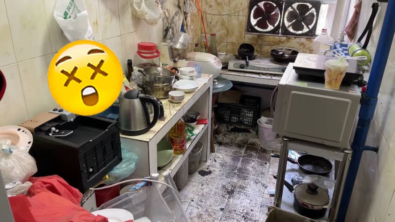 😨Would You Dare To Eat Food Made In Such A Dirty Kitchen? It's So Disgusting #Hoarding - YouTube