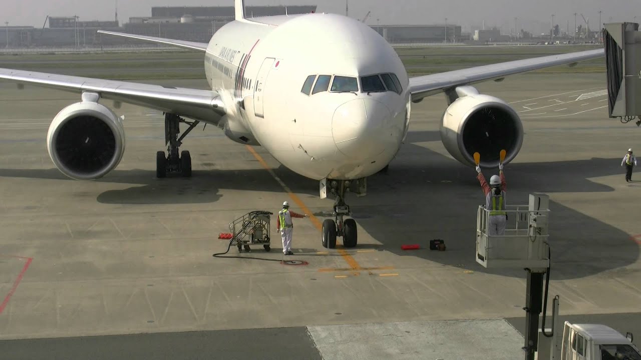 JAL 羽田 駐機場 ボーイング777＆マーシャラー marshalling 2009/10/31 Boeing777 - YouTube