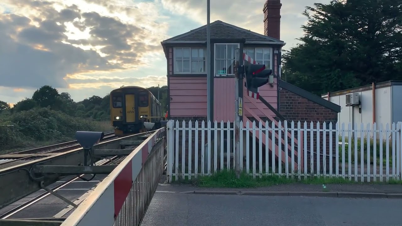 Crediton Station Level Crossing in Devon 20/09/2022 - YouTube