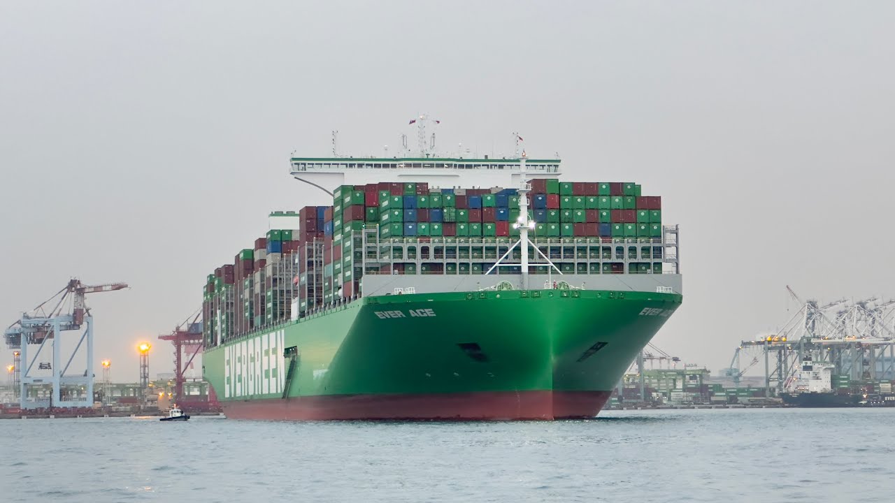 EVER ACE 出高雄 - YouTube