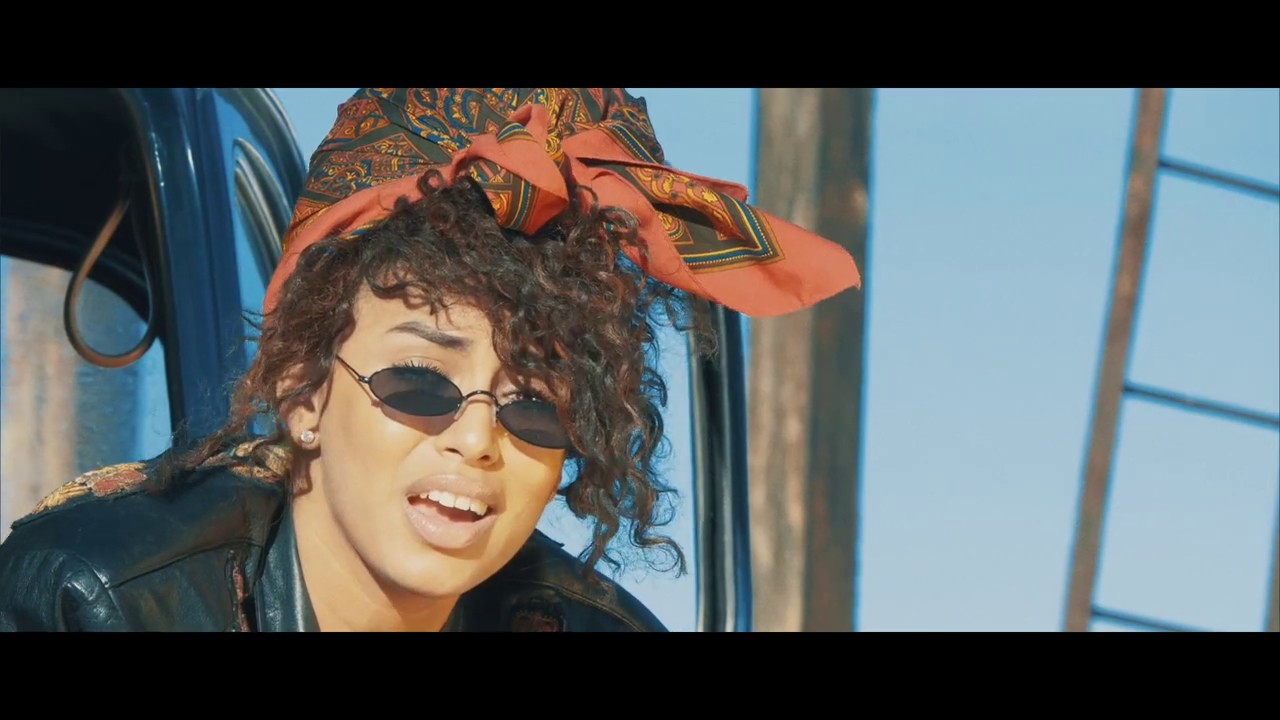 AROXA - You Broke My Heart OFICIAL - YouTube