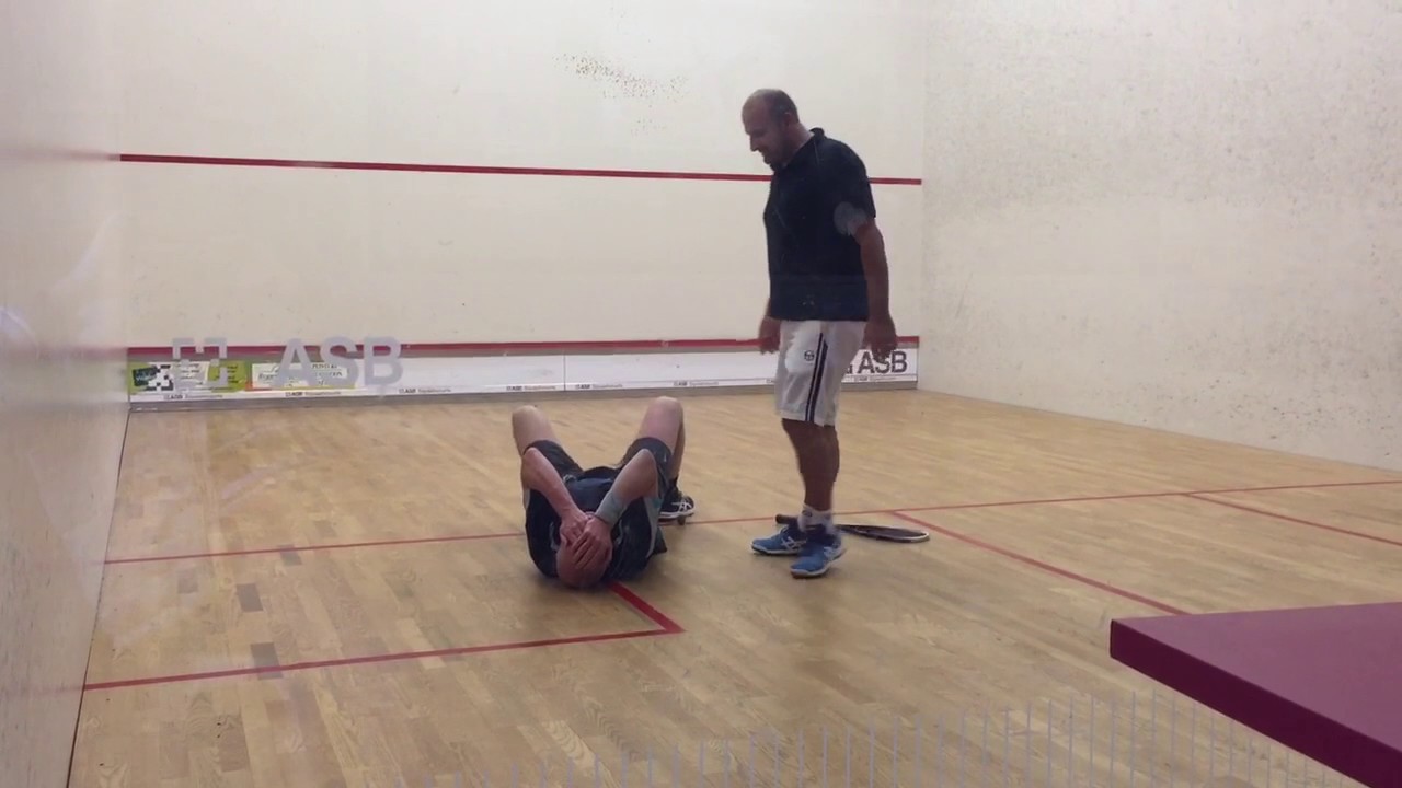 Accident de squash / Squash accident - YouTube