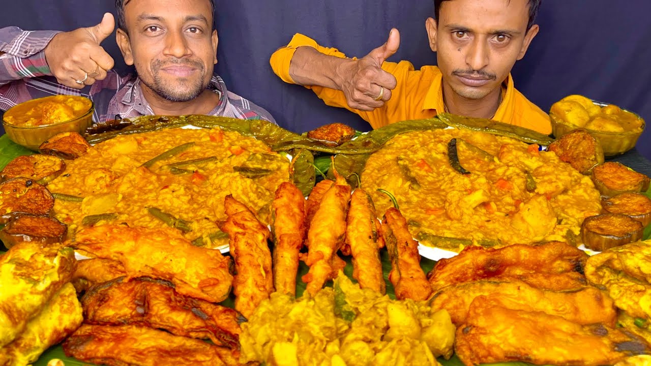Traditional Bengali Khichuri Thali (Mirchi Pakoda,Dum Aloo,Badhakopi ...