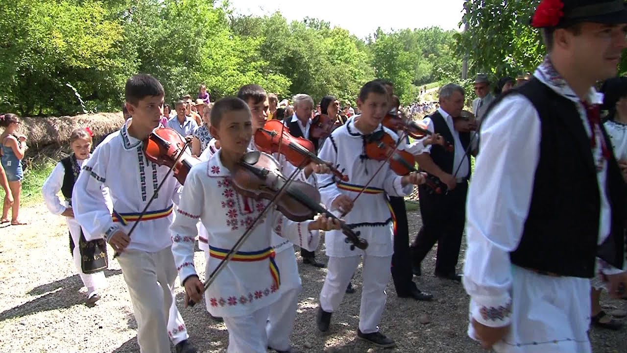 Traditiile din Frata 1 - YouTube
