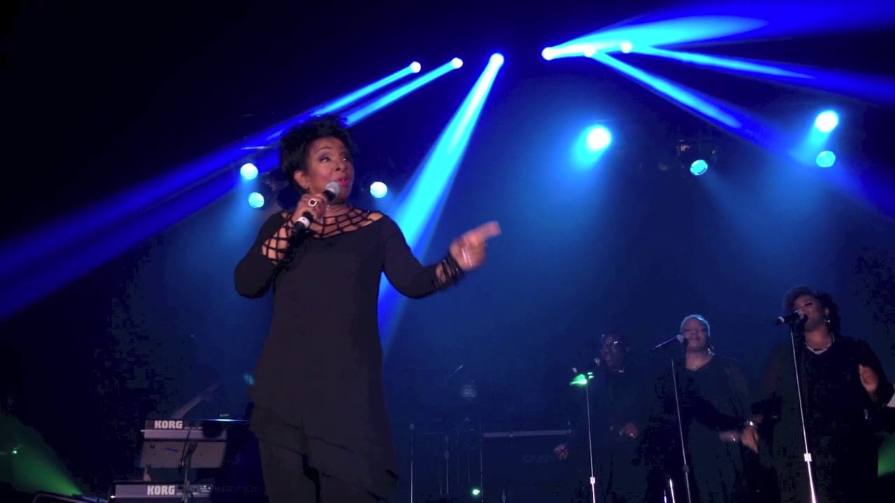 Gladys Knight - Make Yours A Happy Home LIVE At Red Cross - San ...