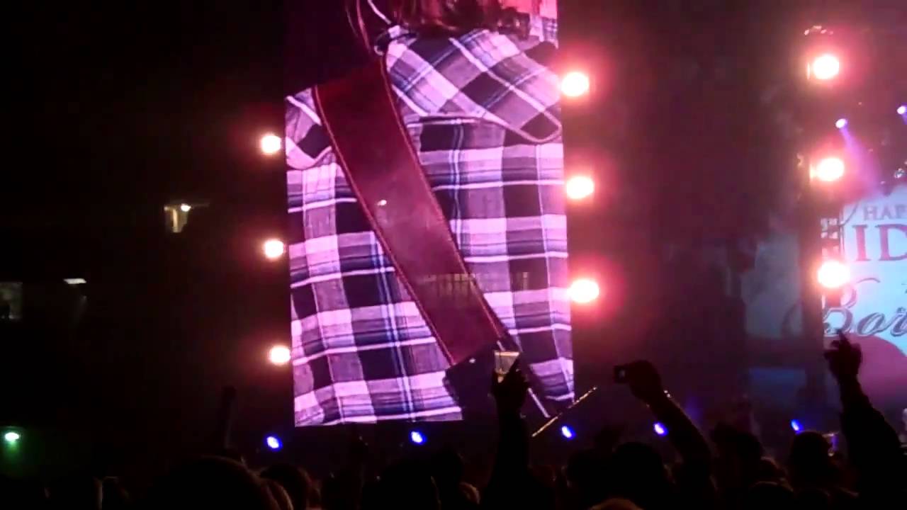 Kid Rock gets a new car for his 40th birthday, Performs "Forty" - YouTube