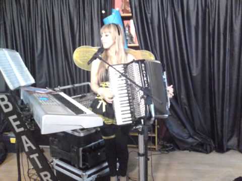 beatriz y su acordeon 4 3 2014 - YouTube