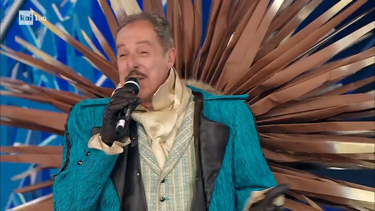 Giù la maschera per Riccio - Il cantante mascherato 22/04/2023 - YouTube