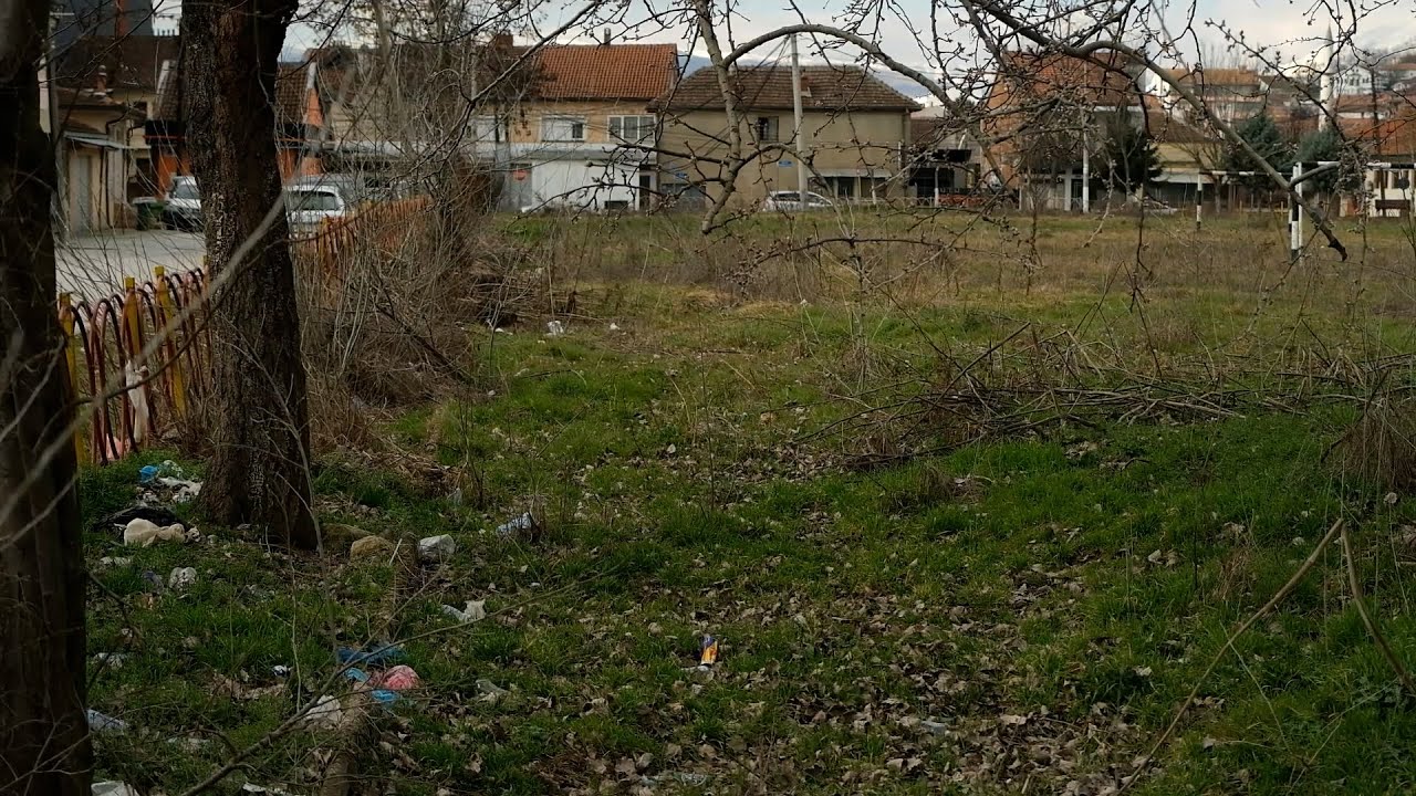 “Parku i Lirisë” me plot mbeturina, banorët kërkojnë mirëmbajtje dhe ...