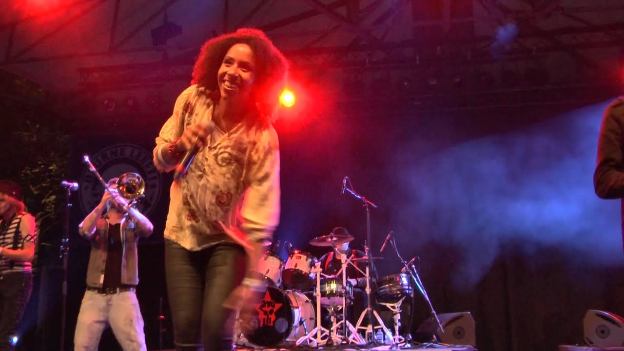 Janez Detd Circo optreden Samen met Leki in het Openluchttheater ...