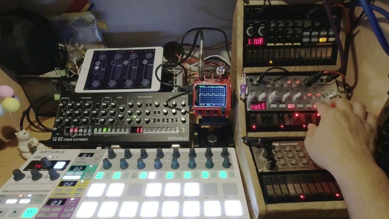 Oscilloscope ( Roland Se-02, Volca Keys Bass Beats, Arturia Beatstep ...