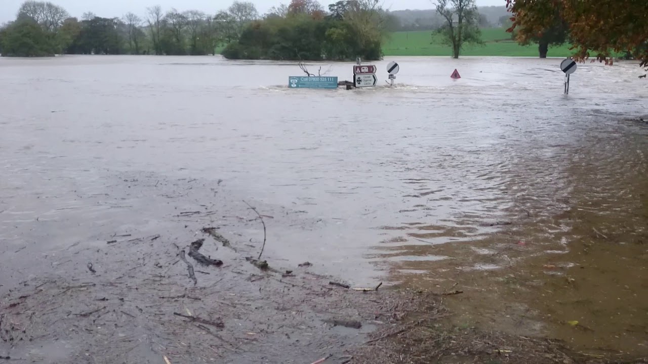 Llechryd bridge flooding October 2018 - YouTube