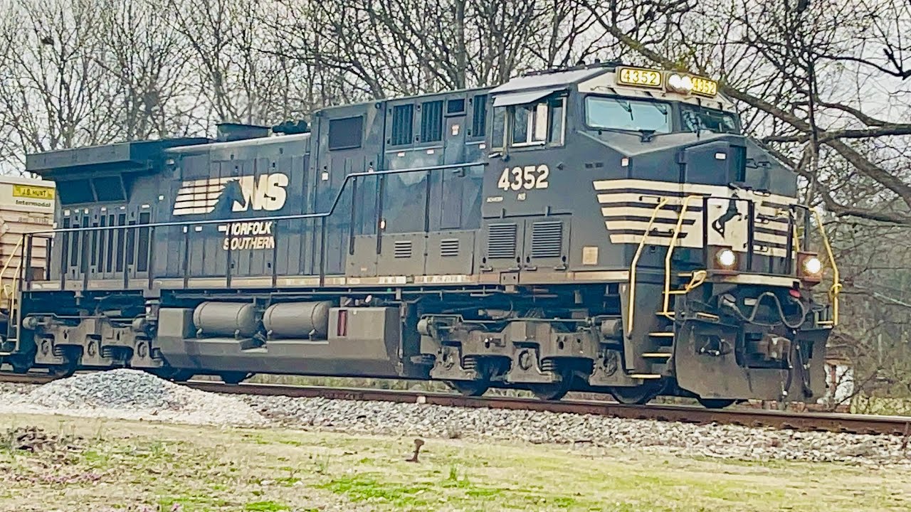 Norfolk Southern intermodal heading westbound @ Stevenson, Alabama ...