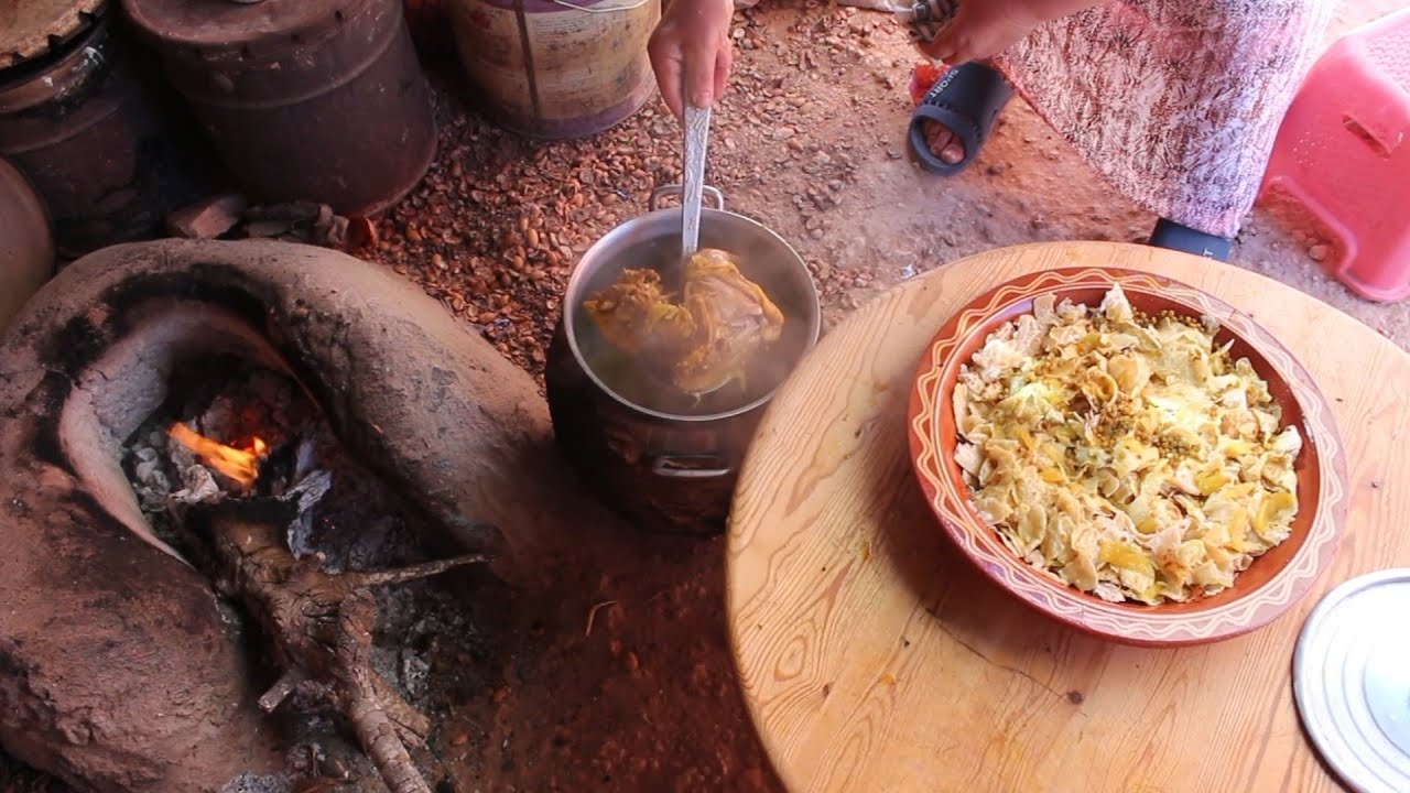 رفيسة مغربية بالدجاج البلدي . على جو البادية الجميلة 🥰 Moroccan Rafisa ...