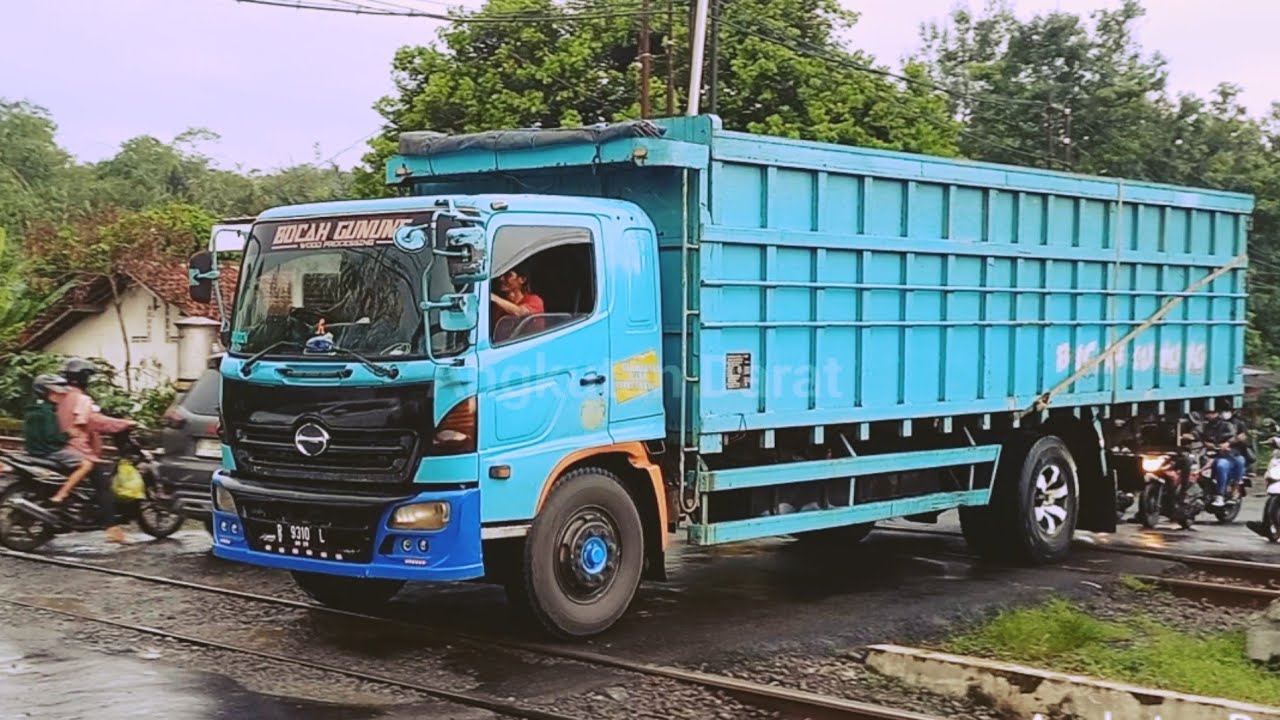 Hati hati melintas disini!! Truk Oleng, Mobil Kontainer, Mobil BBM ...