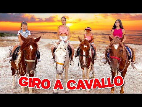 ANDIAMO a CAVALLO sulla SPIAGGIA con le CUGINETTE MA SUCCEDE…😨