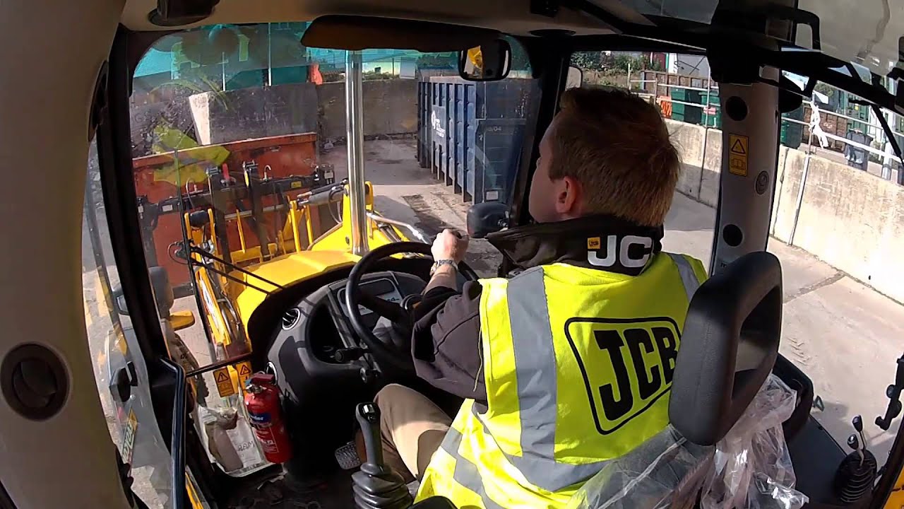 La nueva JCB 5CX WASTEMASTER en acción - YouTube