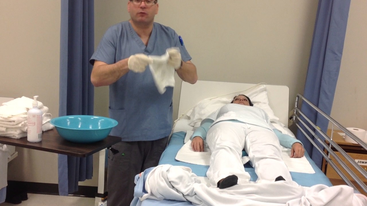 bain au lit avec bassine - YouTube