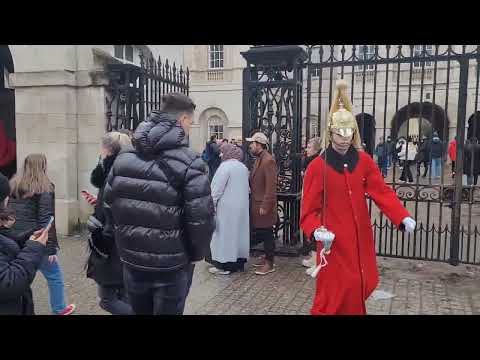 Kid takes off running and screaming at the sight of the kings guard #thekingsguard