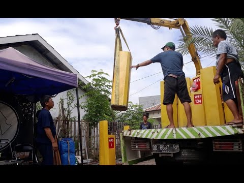 Proses pengangkutan patok kilometer - YouTube
