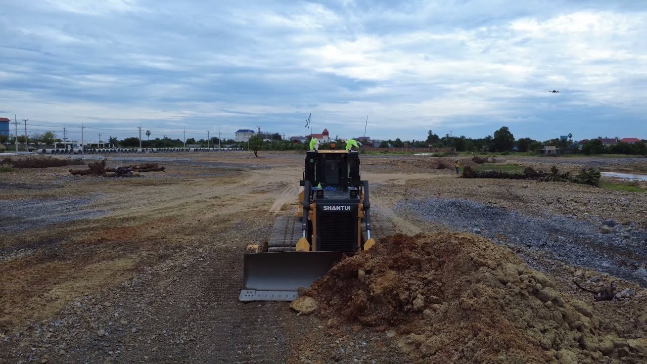 Powerful SHANTUI Bulldozer Leveling Land for Construction - YouTube