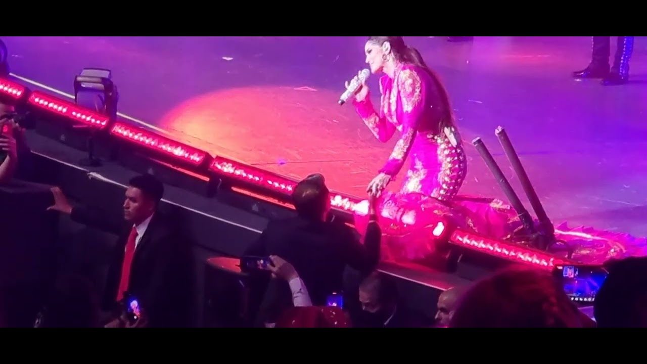 Ana Bárbara. - Bandido Tour Oct 2023 - Deja que salga la luna. - YouTube