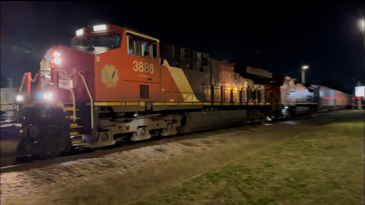 CN G871 Passing The Old IC Depot In Belleville, IL - YouTube
