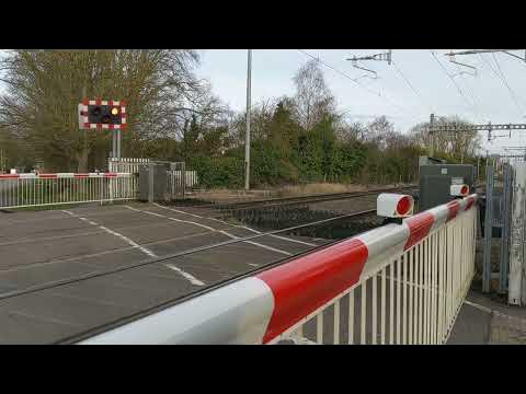 Steventon Causeway Level crossing, Oxfordshire. - YouTube