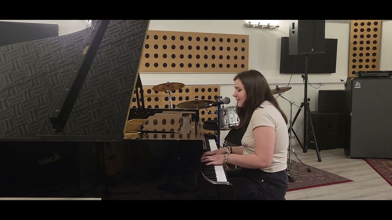 ANGELE à STUDIO LIVE 30 MARS 2024 - YouTube