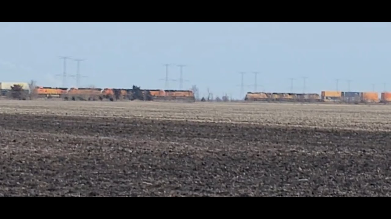 😎 BNSF 5-Unit MEETS Union Pacific 3+2 at One-Mile Out!@! 💪👍 (High-Def ...
