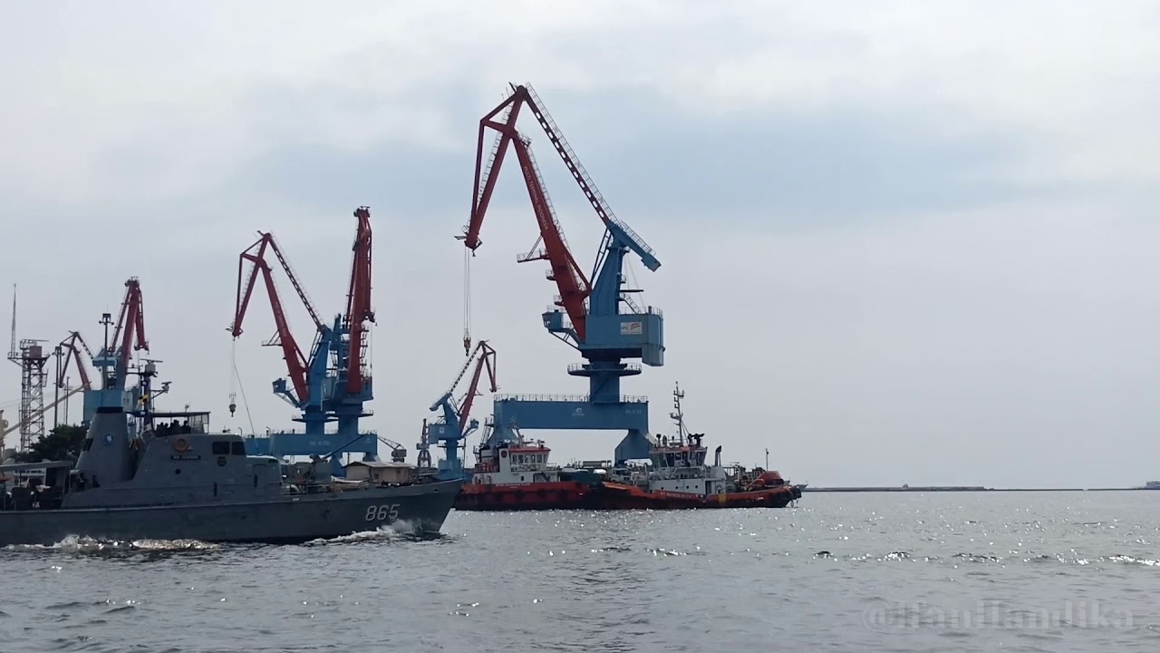 KRI Tenggiri (865) - YouTube