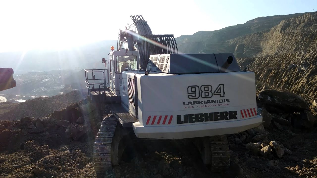 Liebherr R 984C Loading Caterpillar 775E - YouTube