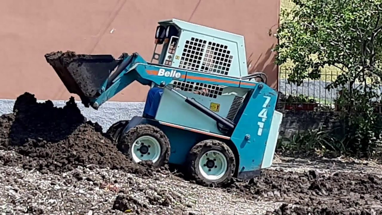 BOBCAT BELLE 741 SPOSTAMENTO TERRA (BOBCAT SHIFT LAND) - YouTube