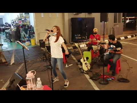 Roadblock Hatiku cover by Dinda Dania Uniq Band