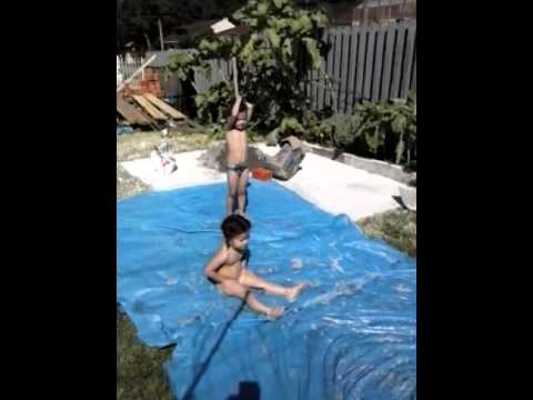 MENINAS ESCORREGANDO NA LONA