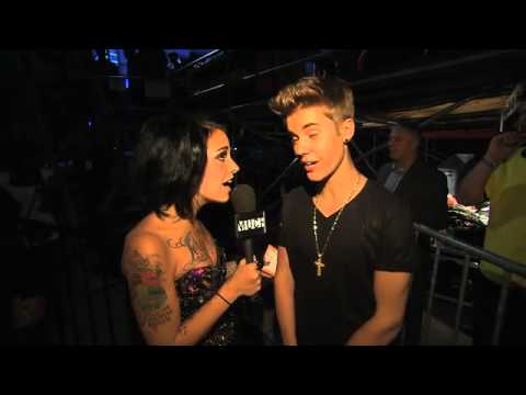Phoebe Dykstra ran into Justin Bieber backstage at 2012 MMVAS! - YouTube