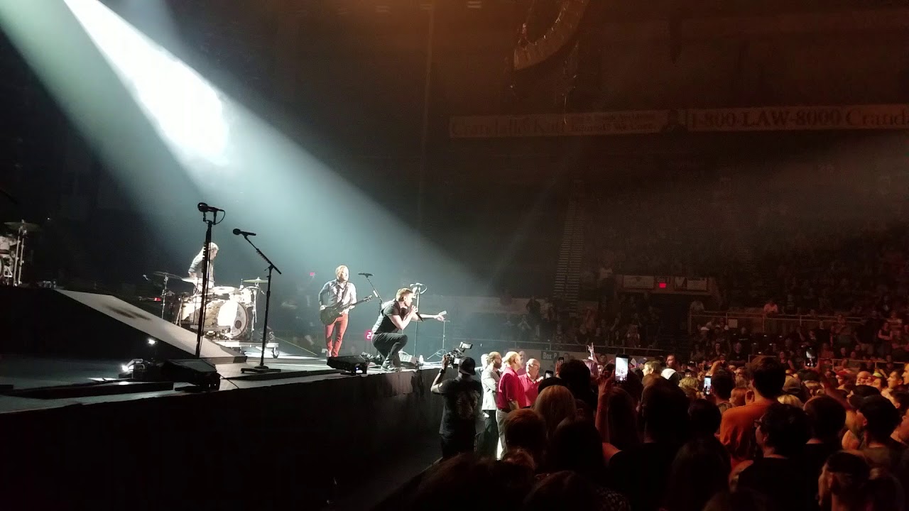 Shinedown Lead singer stops show because of fighting in pit and checks ...
